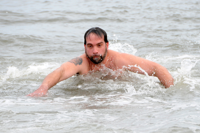 Lewes Polar Bears plunge brings in 2016 with a splash | Cape Gazette