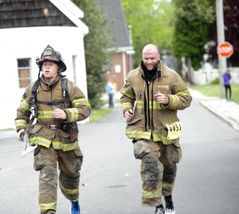 Two Lewes firemen run Stop, Drop and Run 5K in full gear | Cape Gazette