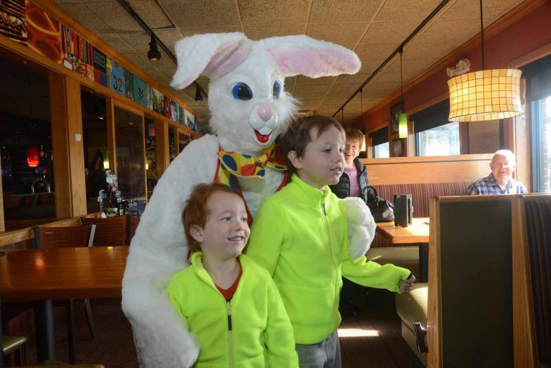 Applebee’s hosts Breakfast with the Easter Bunny | Cape Gazette