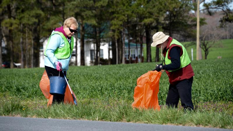 Volunteers take to the streets for Earth Day cleanup | Cape Gazette