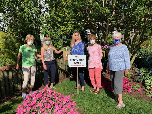 Lewes In Bloom presents Beauty Spot Award to Sue Ritter | Cape Gazette
