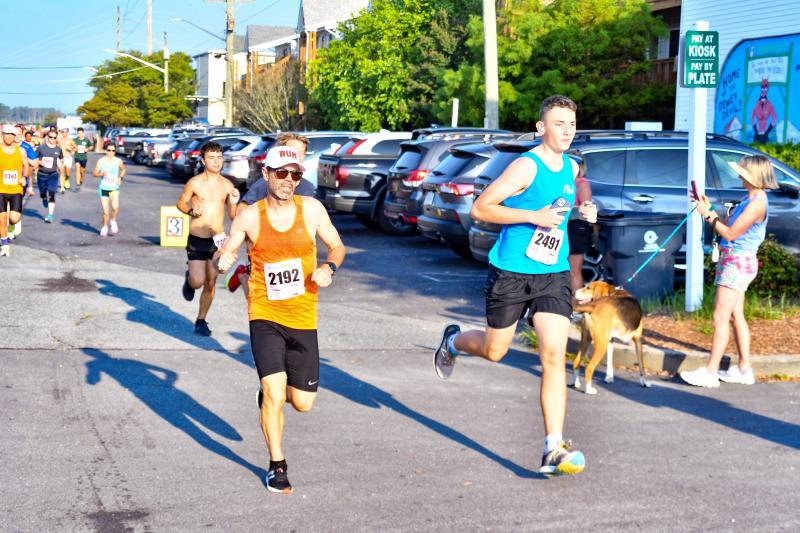Santa Sprint 5K hotter than a gingerbread man in soft sand | Cape Gazette