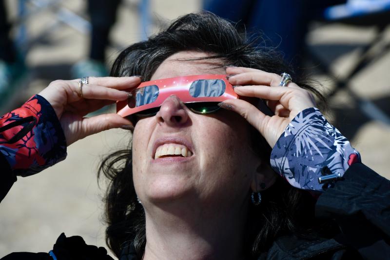 Eclipse watchers head to Lewes Beach | Cape Gazette