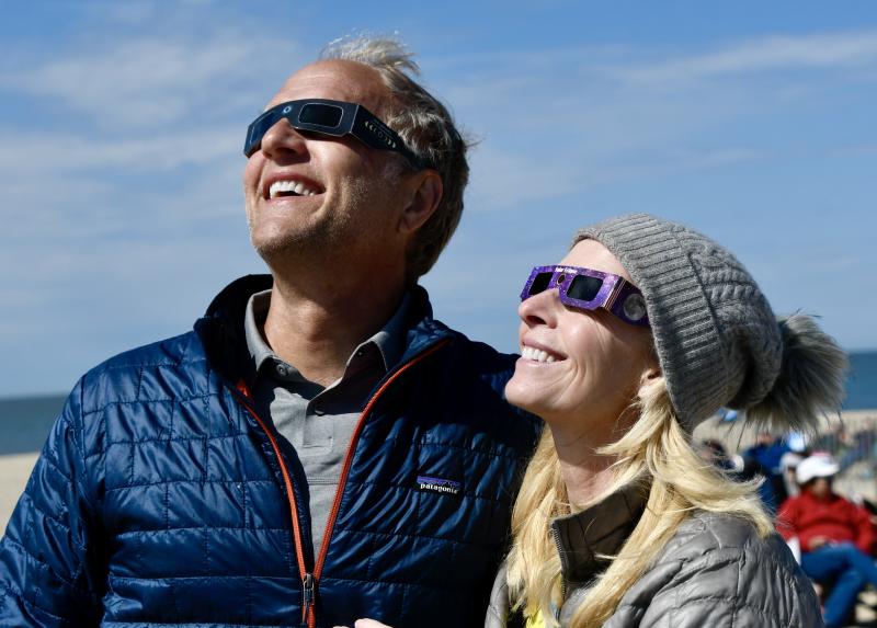 Eclipse watchers head to Lewes Beach | Cape Gazette