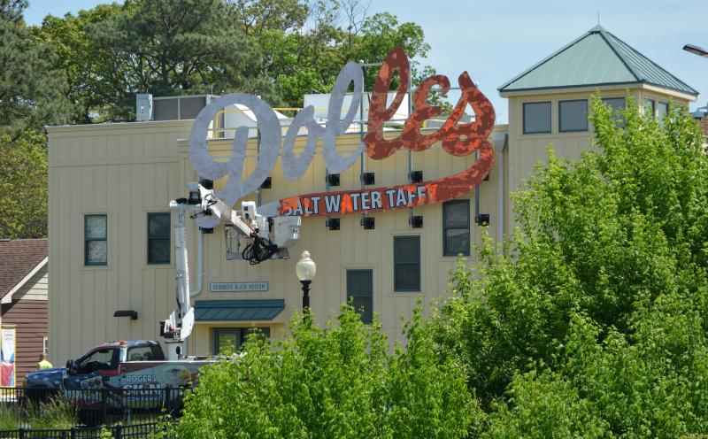 Iconic Dolle’s sign gets a freshening up | Cape Gazette